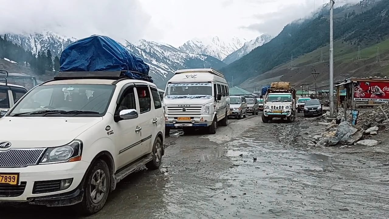 After 11 days, SSG road opens for traffic | Kashmir Reader