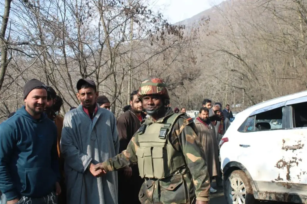Army Provides Swift Assistance to Accident Victims in Ajas | Kashmir Reader